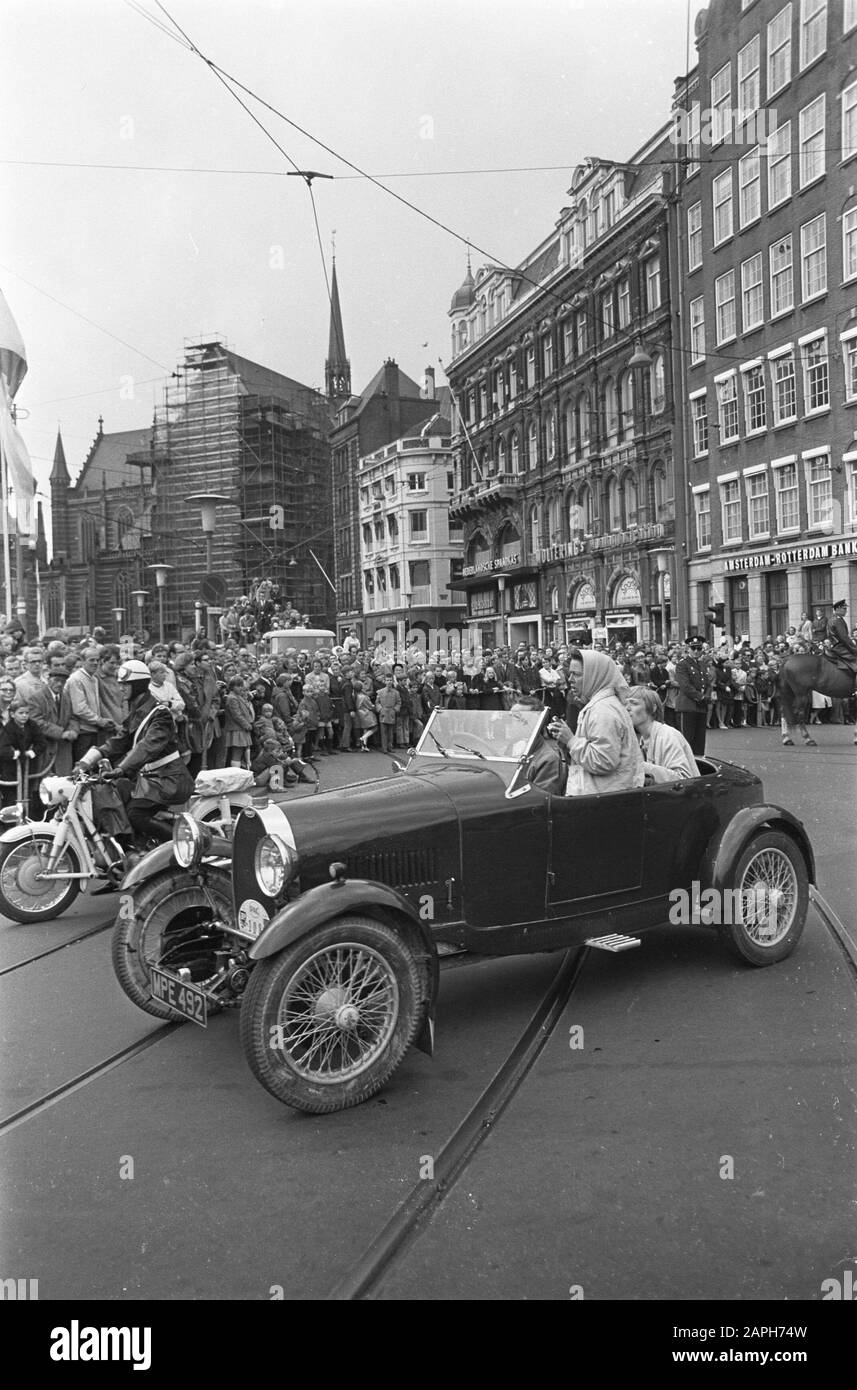 Ankunft alter Autos auf dem Staudamm aufgrund der Strecke Amsterdam ...