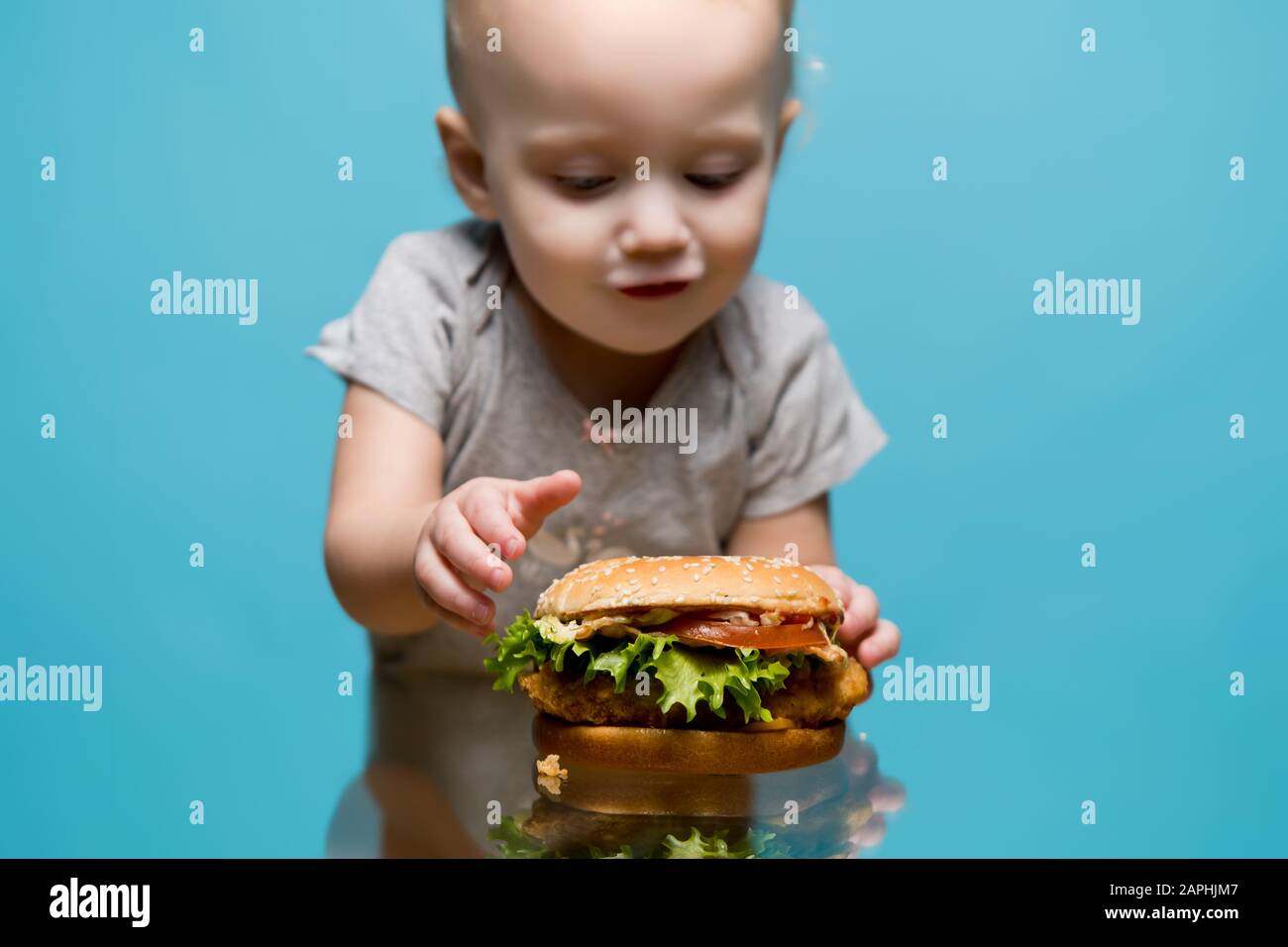 Fat Boy With Burger Stockfotos und -bilder Kaufen - Alamy