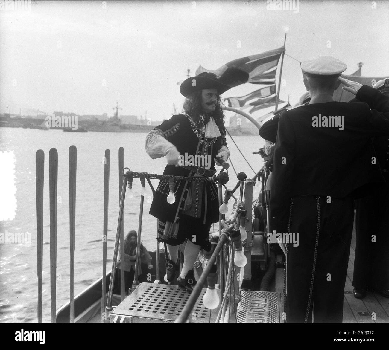 Admiraal de Ruyter stellt HRS vor. Evertsen Datum: 27. Juni 1953 ...