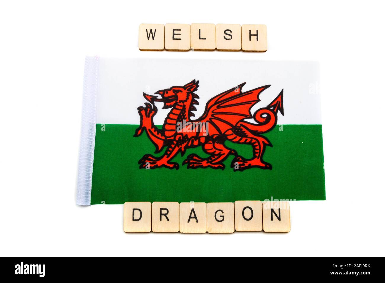 Die Nationalflaggen von Wales auf weißem Hintergrund mit einem Schild ...