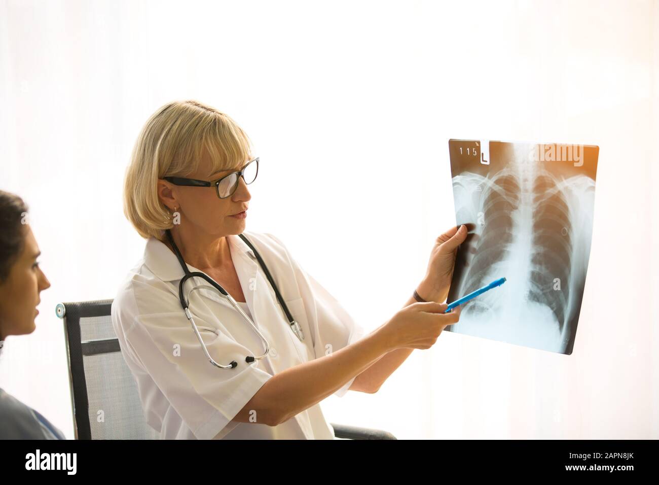 Der Arzt erklärt den Patienten in der Klinik oder Im Arzt des Büros ...