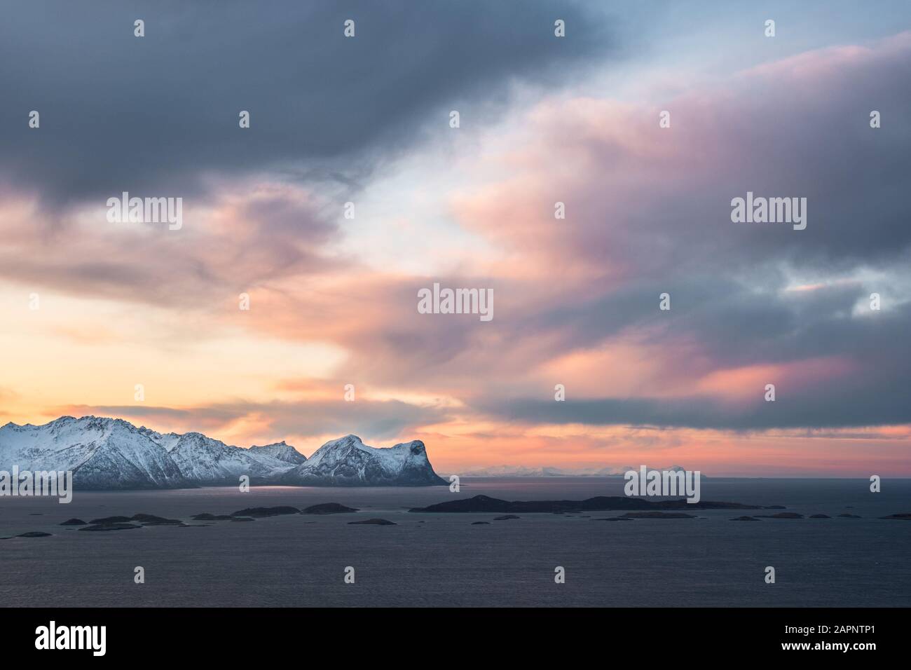 Skaland senja troms norwegen -Fotos und -Bildmaterial in hoher ...