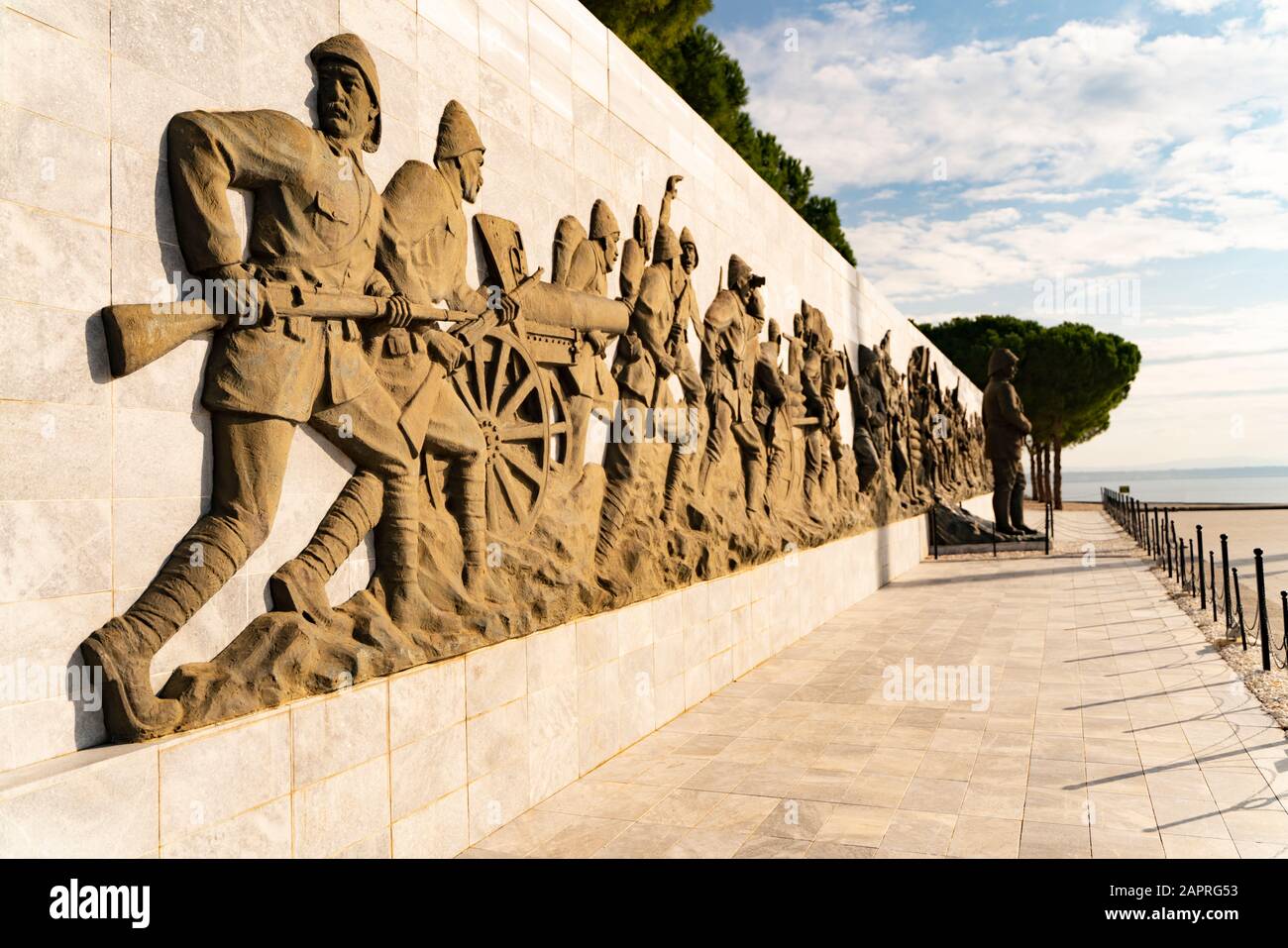 Atatürk Statue in der Canakkale (dardanellen) Martyrs Memorial in ...