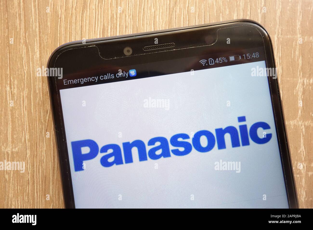 Das Panasonic Logo wird auf einem modernen Smartphone angezeigt ...