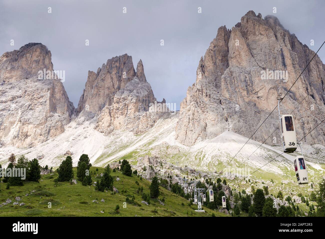 Die Seilbahn Sassolungo/Langkofel / Cabinovia und Bergfelsenbildung in ...