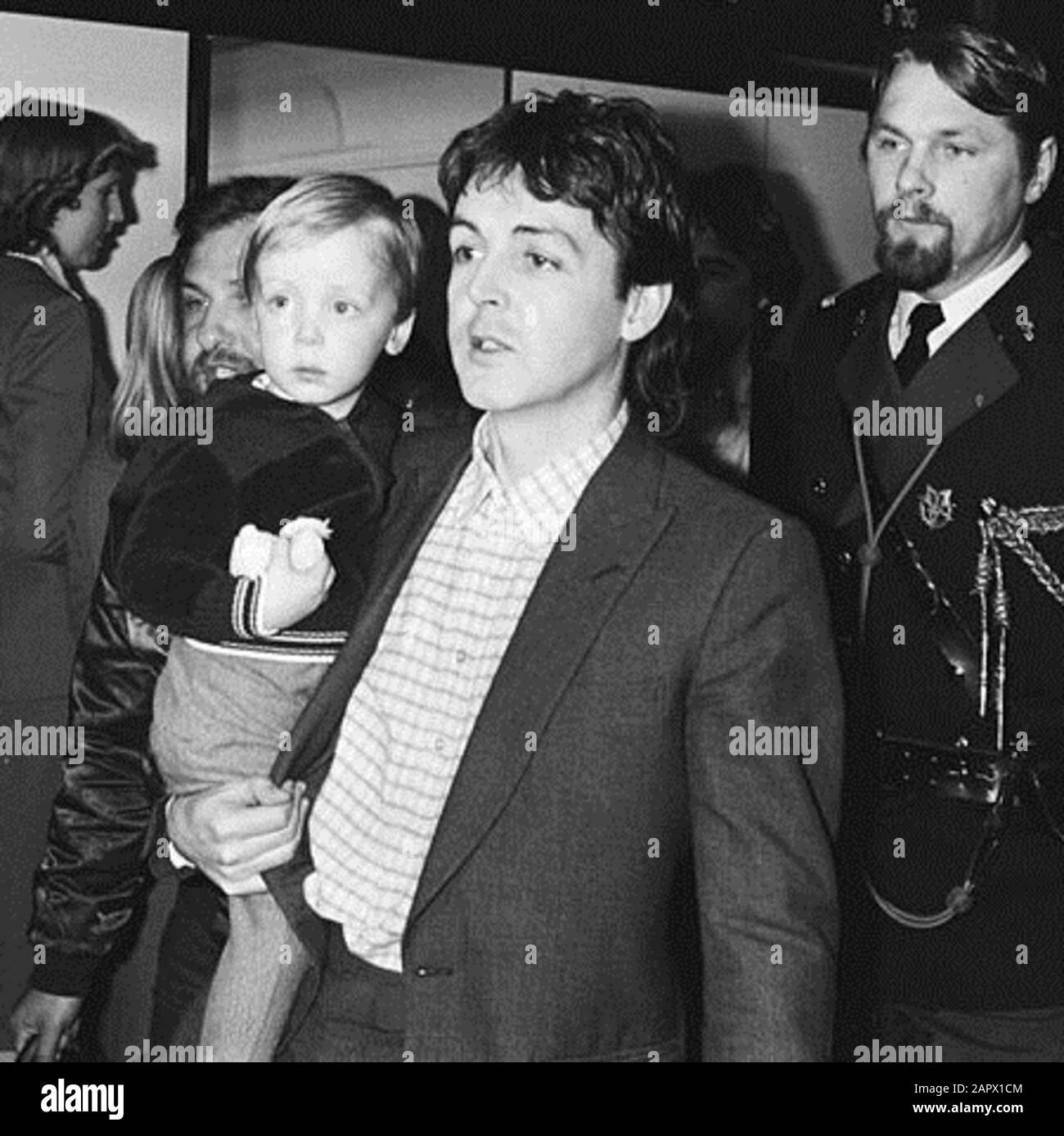 Paul McCartney kommt 1980 mit seinem Sohn James McCartney am Flughafen ...