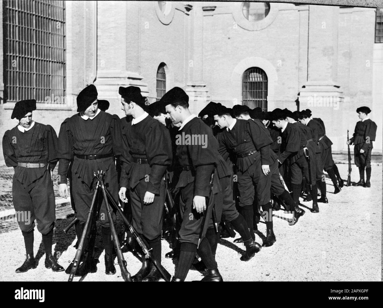 Päpstliche schweizergarde Schwarzweiß-Stockfotos und -bilder - Alamy