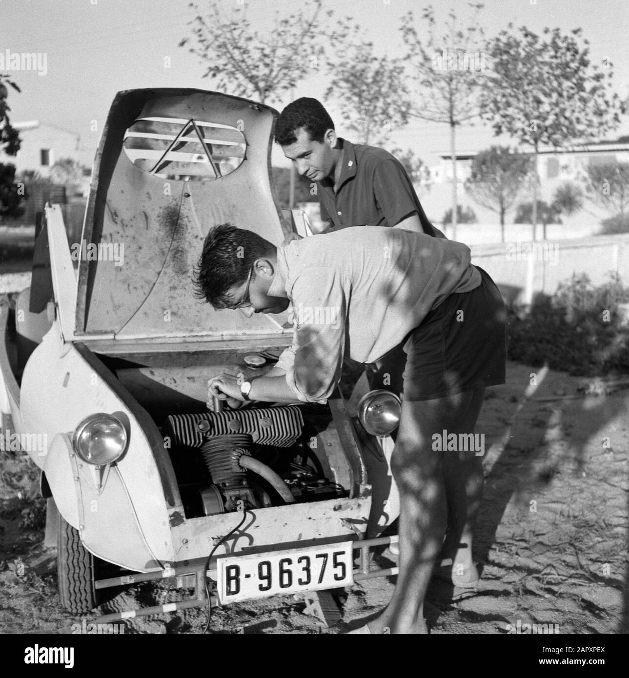 Reparaturen am vorderen auto -Fotos und -Bildmaterial in hoher ...