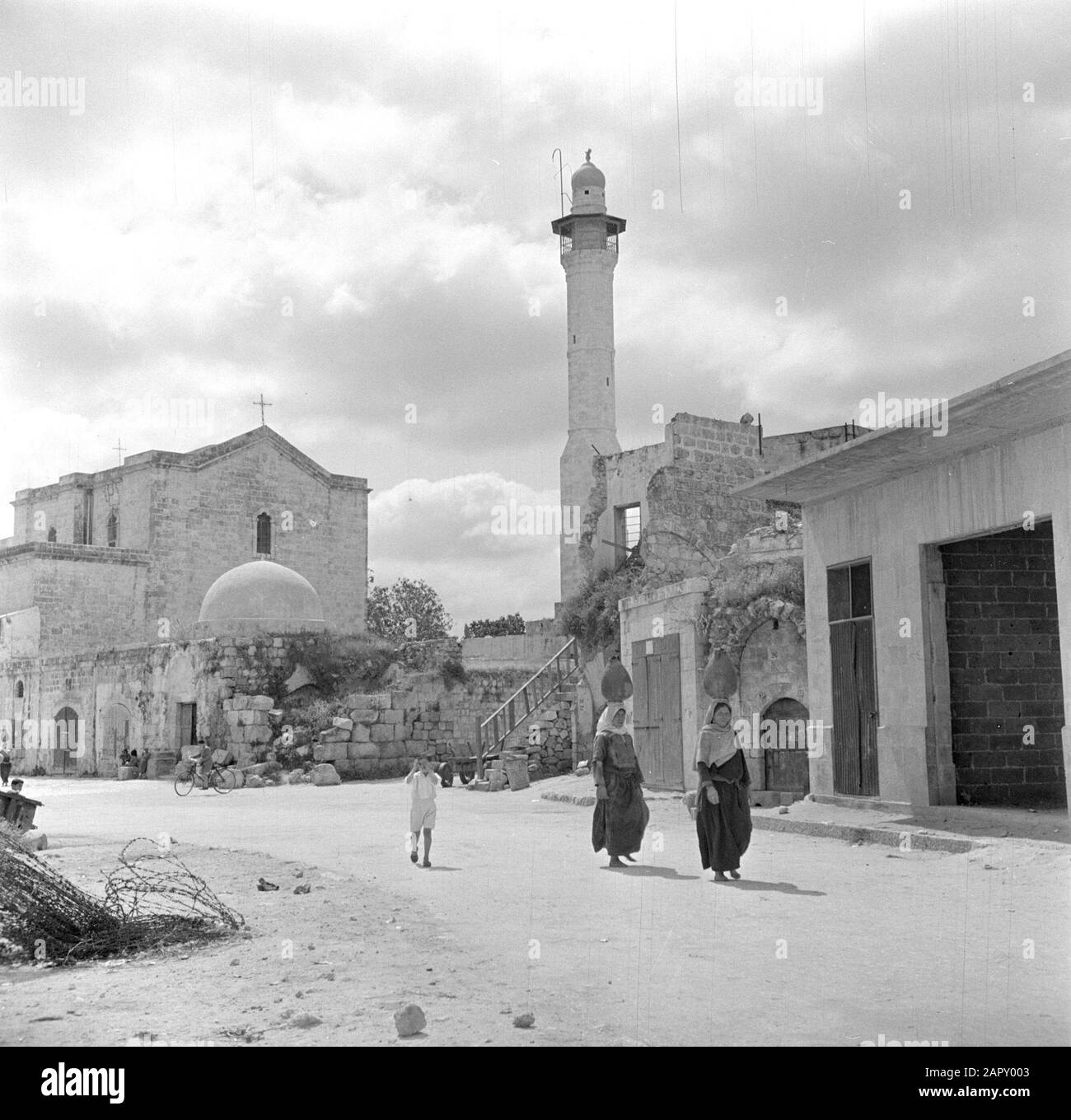 Israel 1948-1949: Lydda (Lod) Frauen mit Wasserkrügen auf der Straße ...