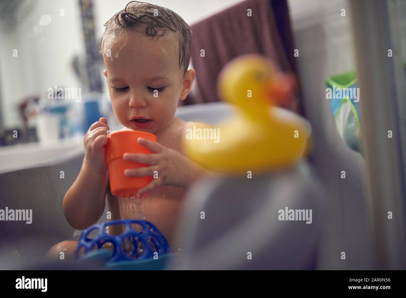 Junge im badezimmer spielen wasser -Fotos und -Bildmaterial in hoher ...
