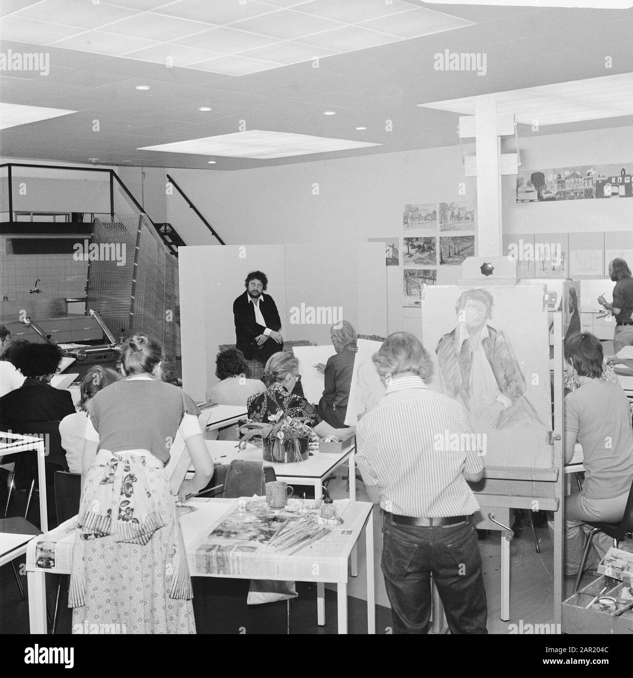 Jules croiset sitzt modell -Fotos und -Bildmaterial in hoher Auflösung ...