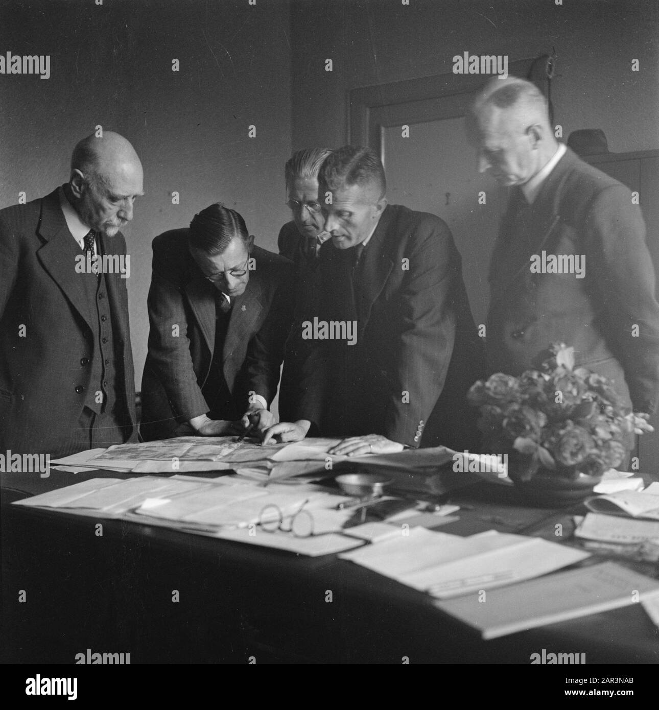 Erholung: Arnhem EINE Firma mit fünf Männern, die über einer Karte ... Erholung: Arnhem EINE Firma mit fünf Männern, die über einer Karte ...