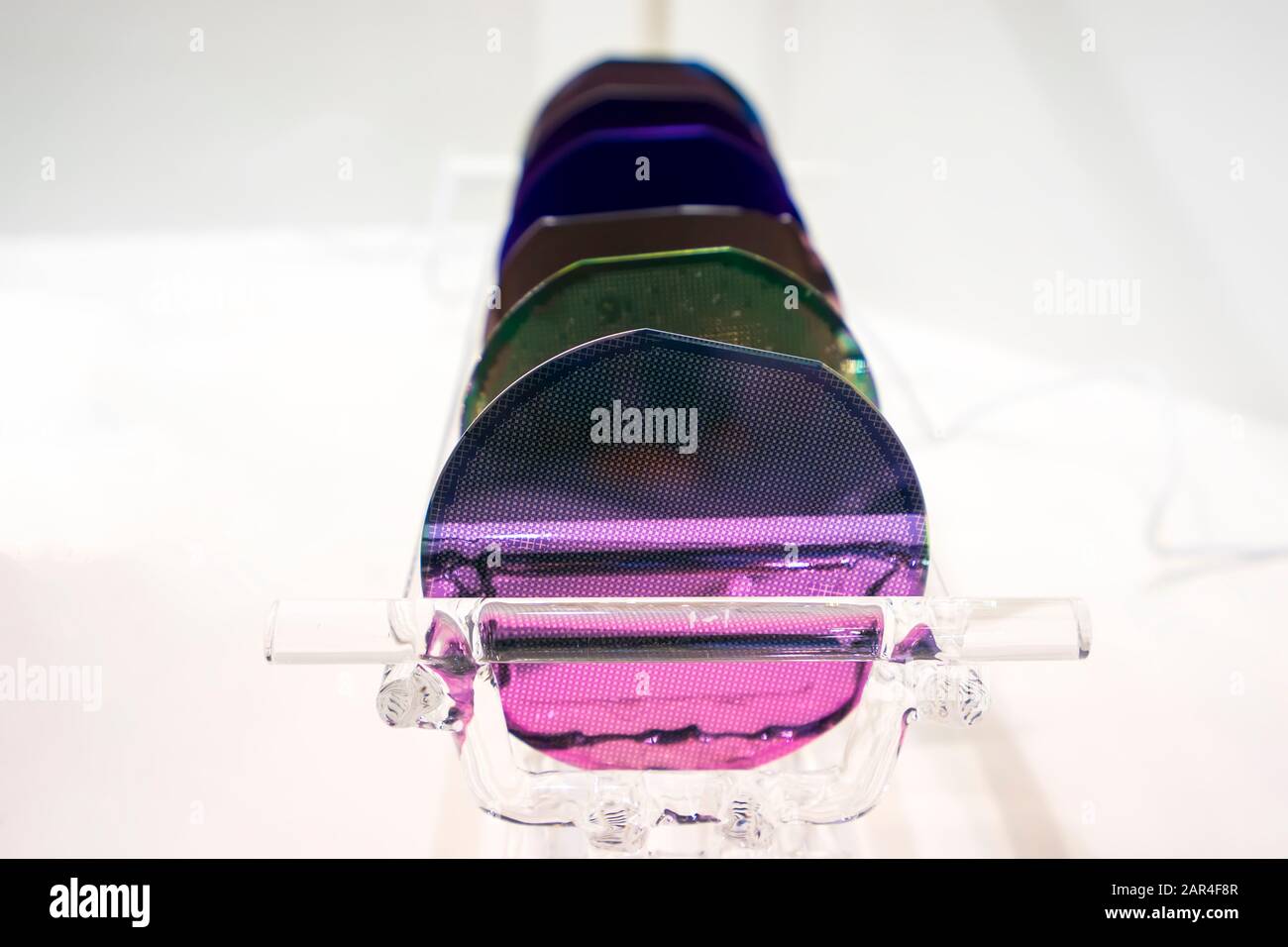 Production of silicon wafers -Fotos und -Bildmaterial in hoher ...