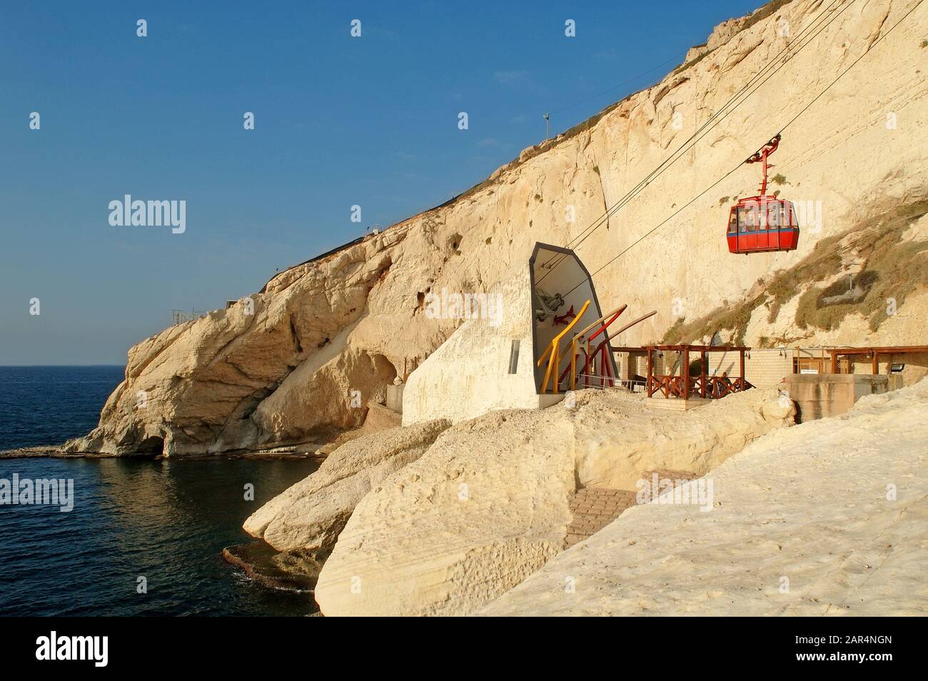 Die Seilbahn bringt Besucher in die Kavernen von Rosh hanikra, Israel ...