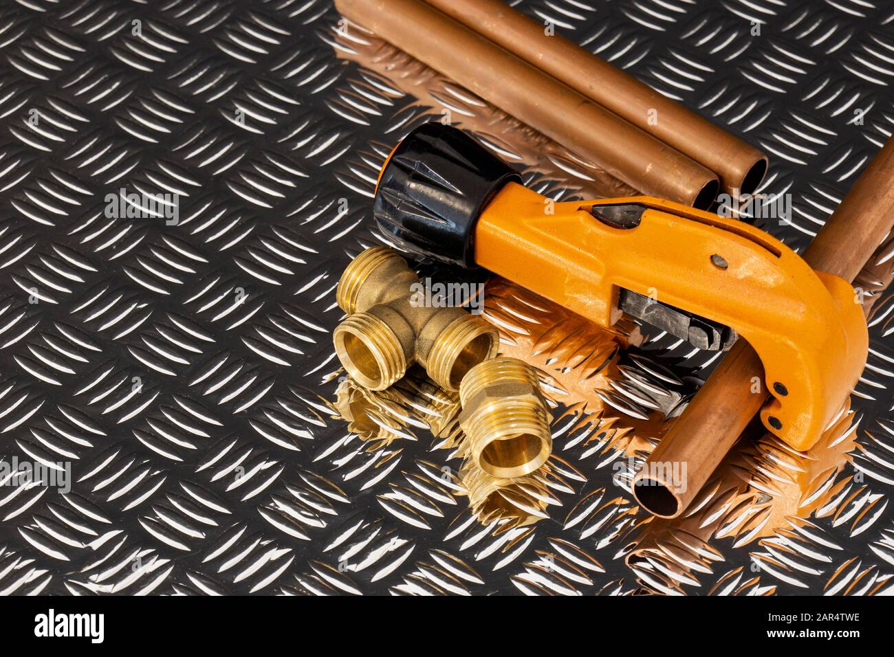 Kupferrohr und Cutter mit Leitungen Stecker auf Stahl Riffelblech ...