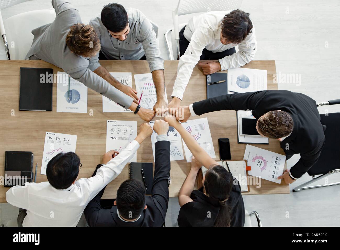 Teamarbeit, Um An Die Spitze Zu Gelangen Stockfotos und -bilder Kaufen ...