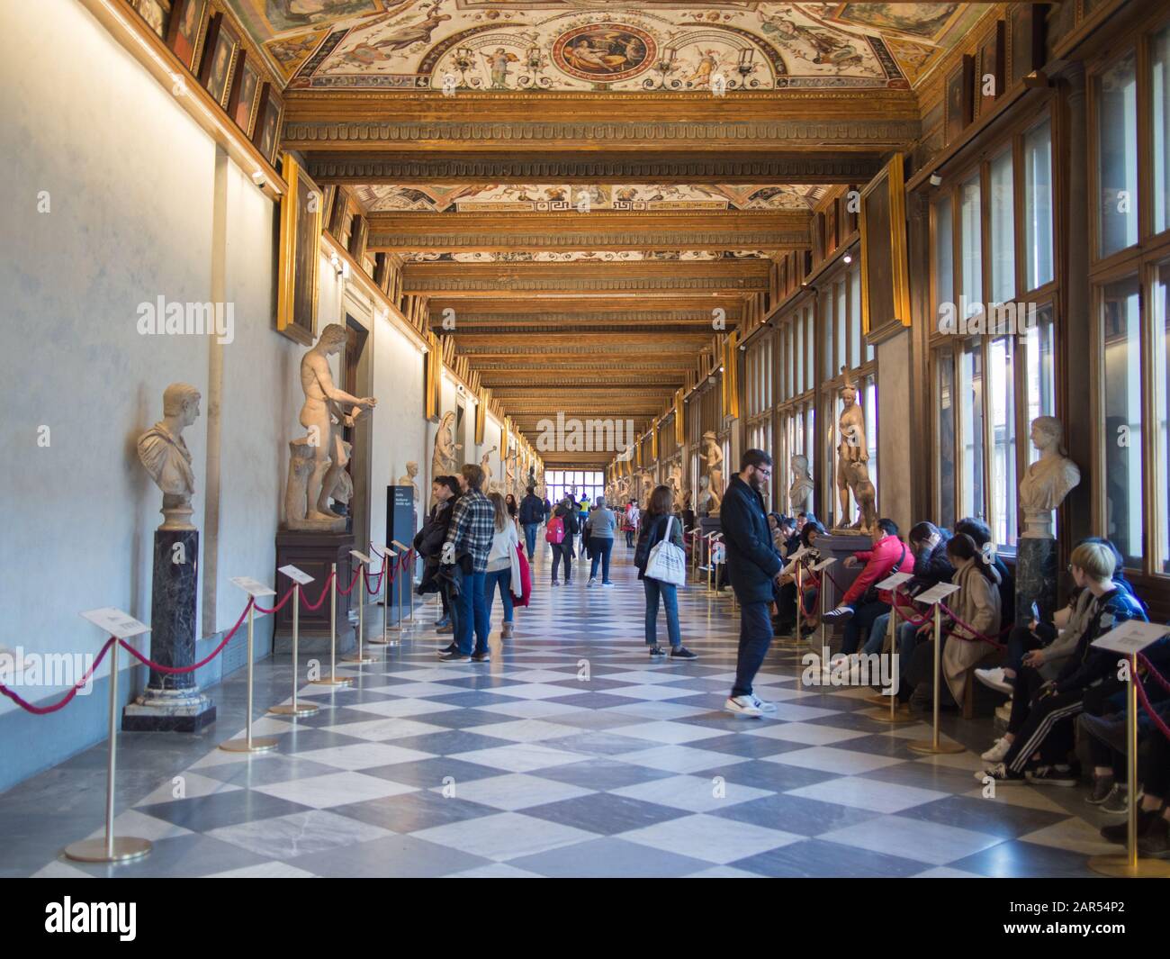 Innenansicht der Uffizien in Florenz, Italien. Diese Galerie enthält eine Sammlung berühmter ...