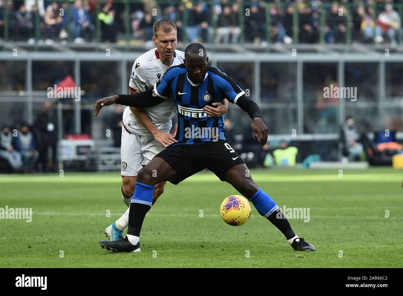 Romelu lukaku inter und ragnar klavan cagliari -Fotos und -Bildmaterial ...