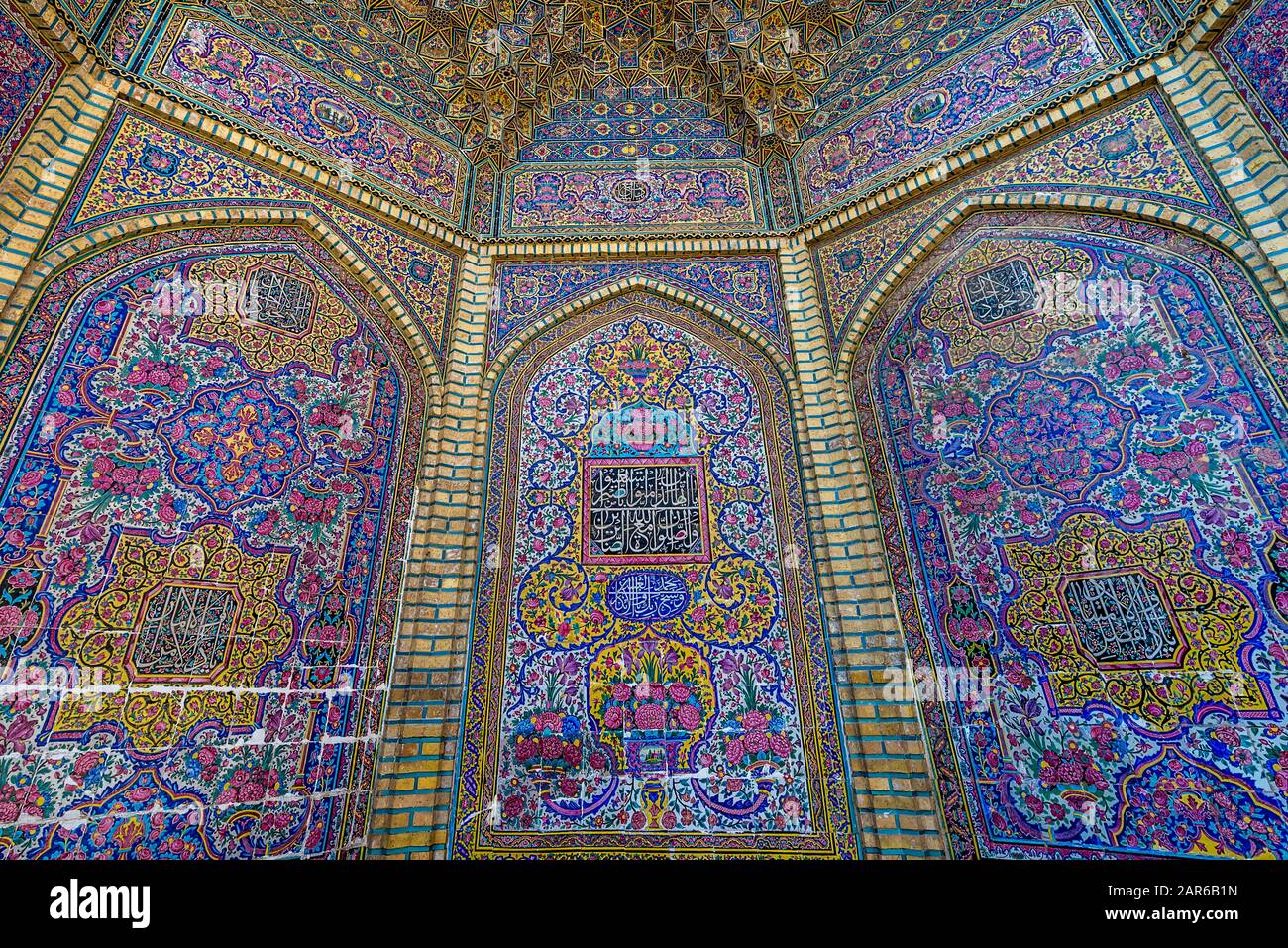 Geflieste Wände in so genannte rosa Moschee (Nasir-Ol-Molk Moschee) in ...