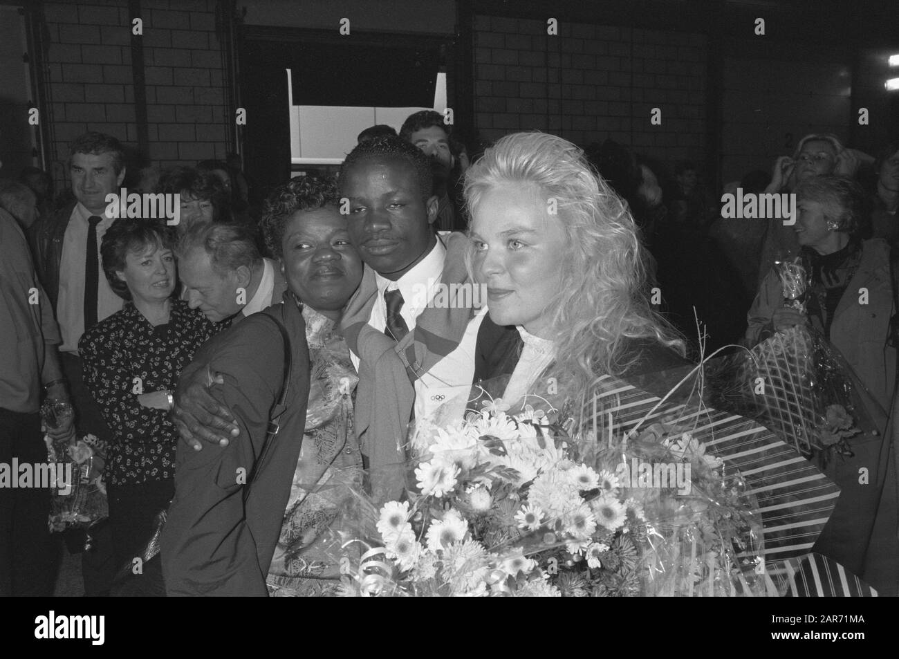 Olympiamannschaft aus Seoul nach Schiphol; Regilio Tuur mit Mutter und ...