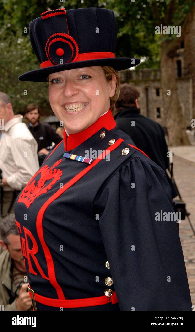 Allgemein bekannt als ein beefeater -Fotos und -Bildmaterial in hoher ...