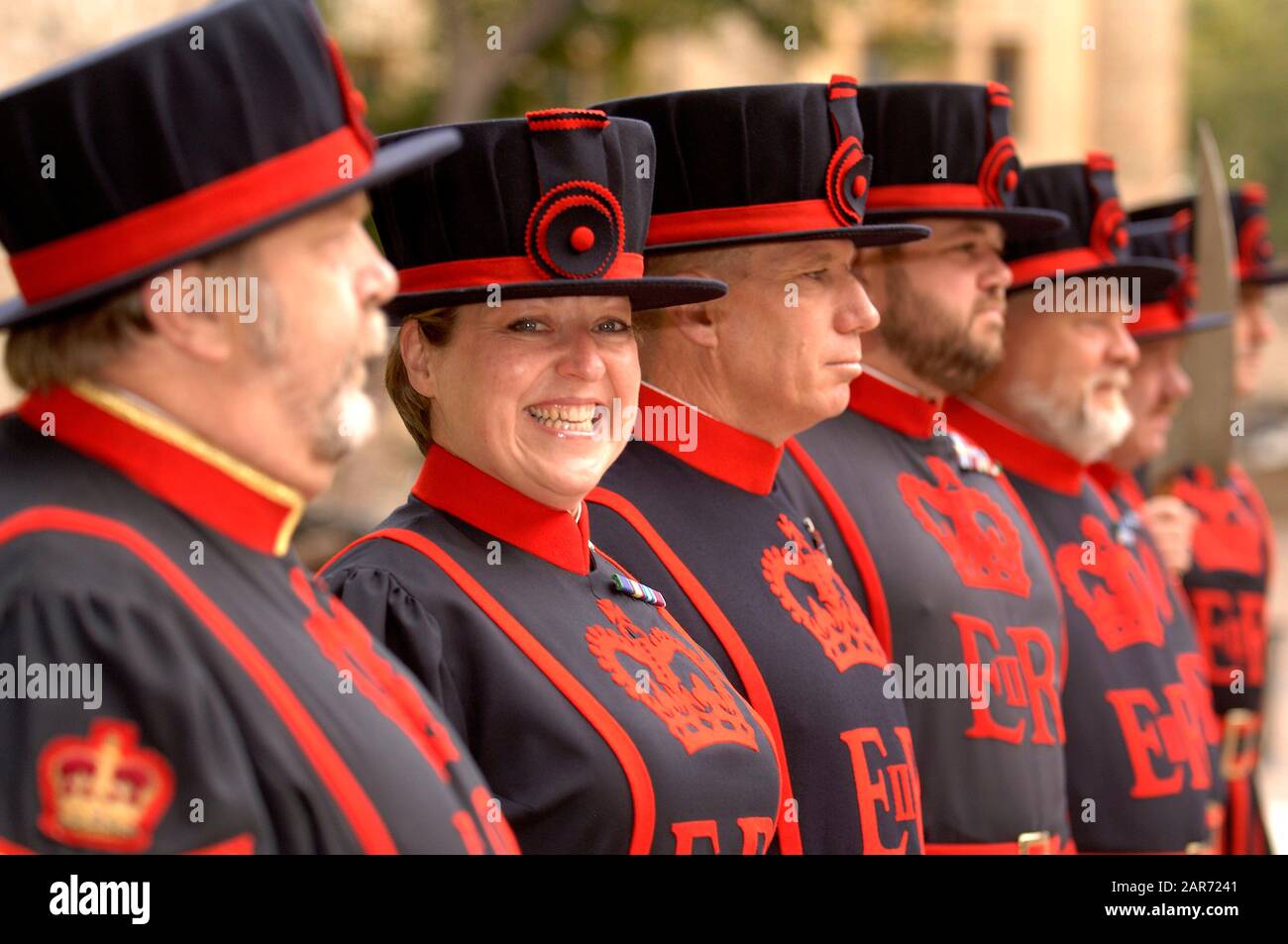 Allgemein bekannt als ein beefeater -Fotos und -Bildmaterial in hoher ...
