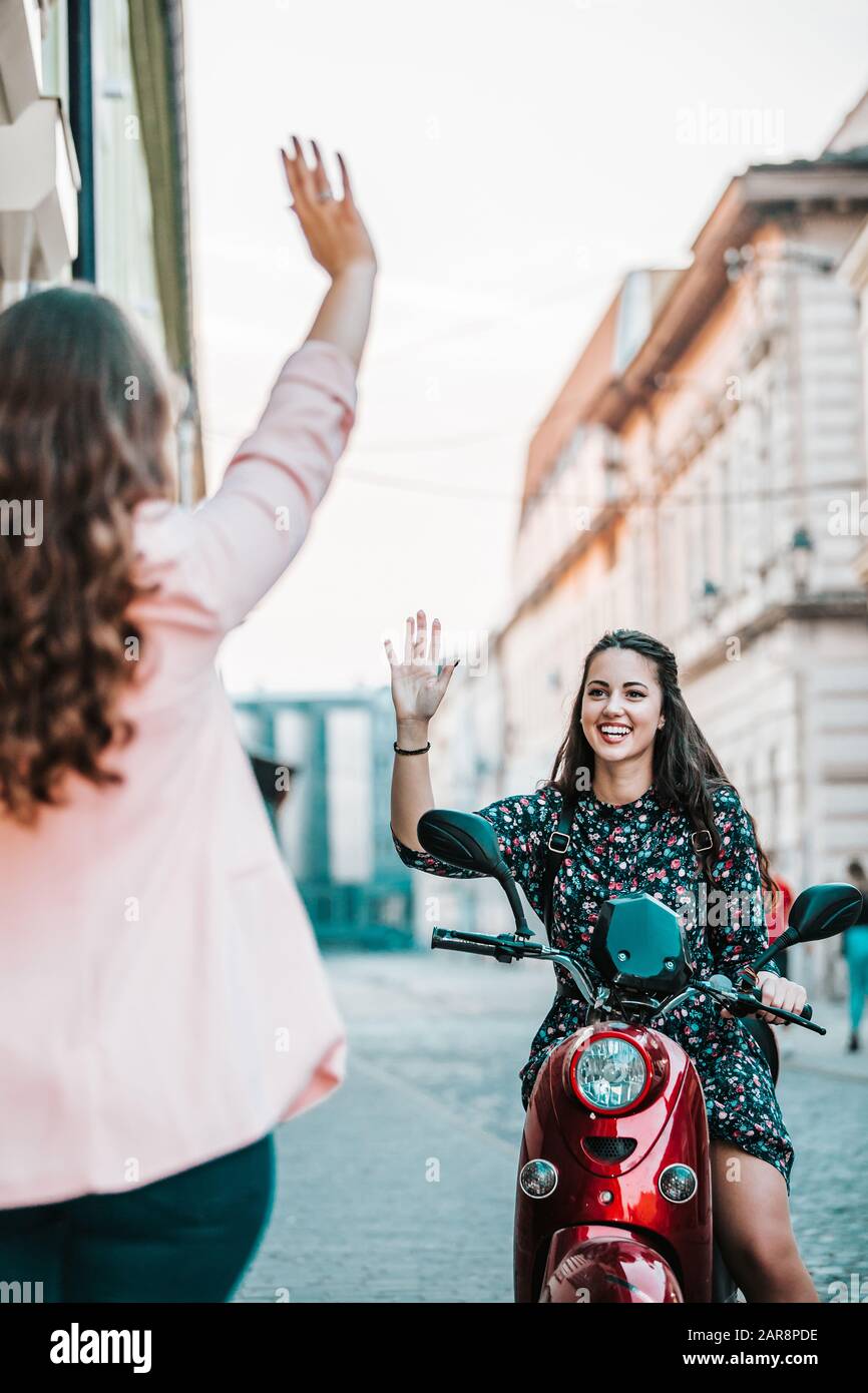 Paar Winkt Stockfotos und -bilder Kaufen - Alamy