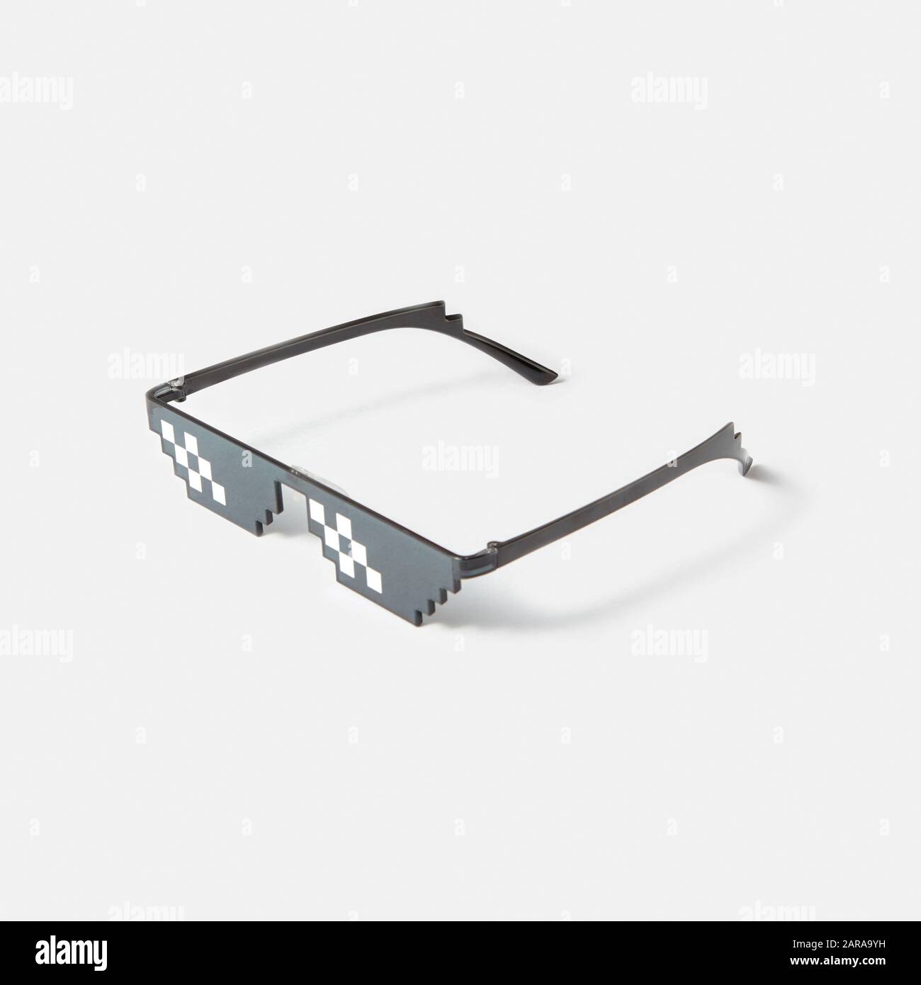 Pixel art sonnenbrille -Fotos und -Bildmaterial in hoher Auflösung – Alamy