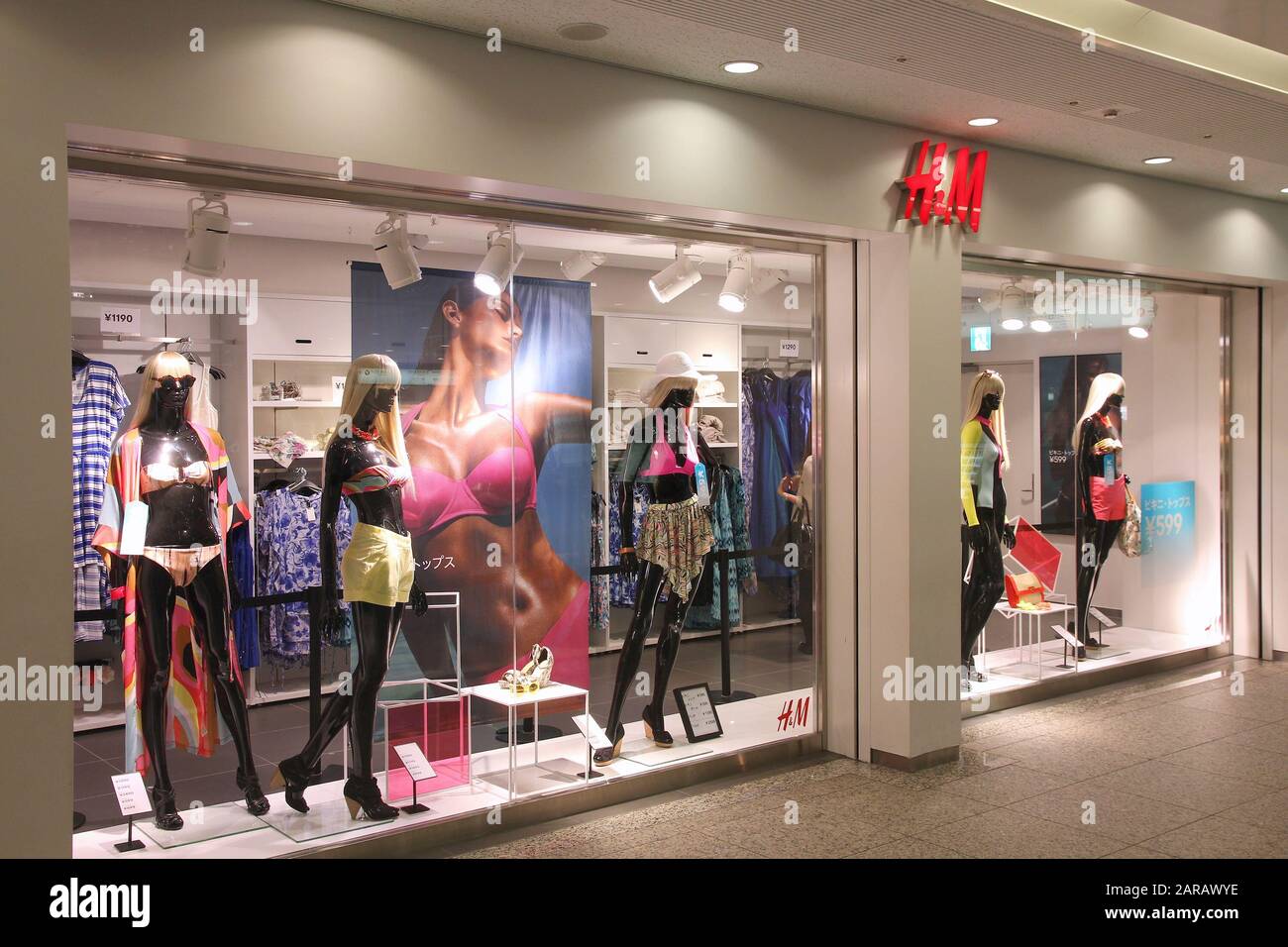 H m window -Fotos und -Bildmaterial in hoher Auflösung - Seite 2 - Alamy