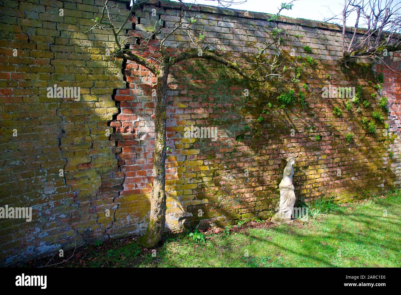 Bröckelnde alte mauer -Fotos und -Bildmaterial in hoher Auflösung – Alamy