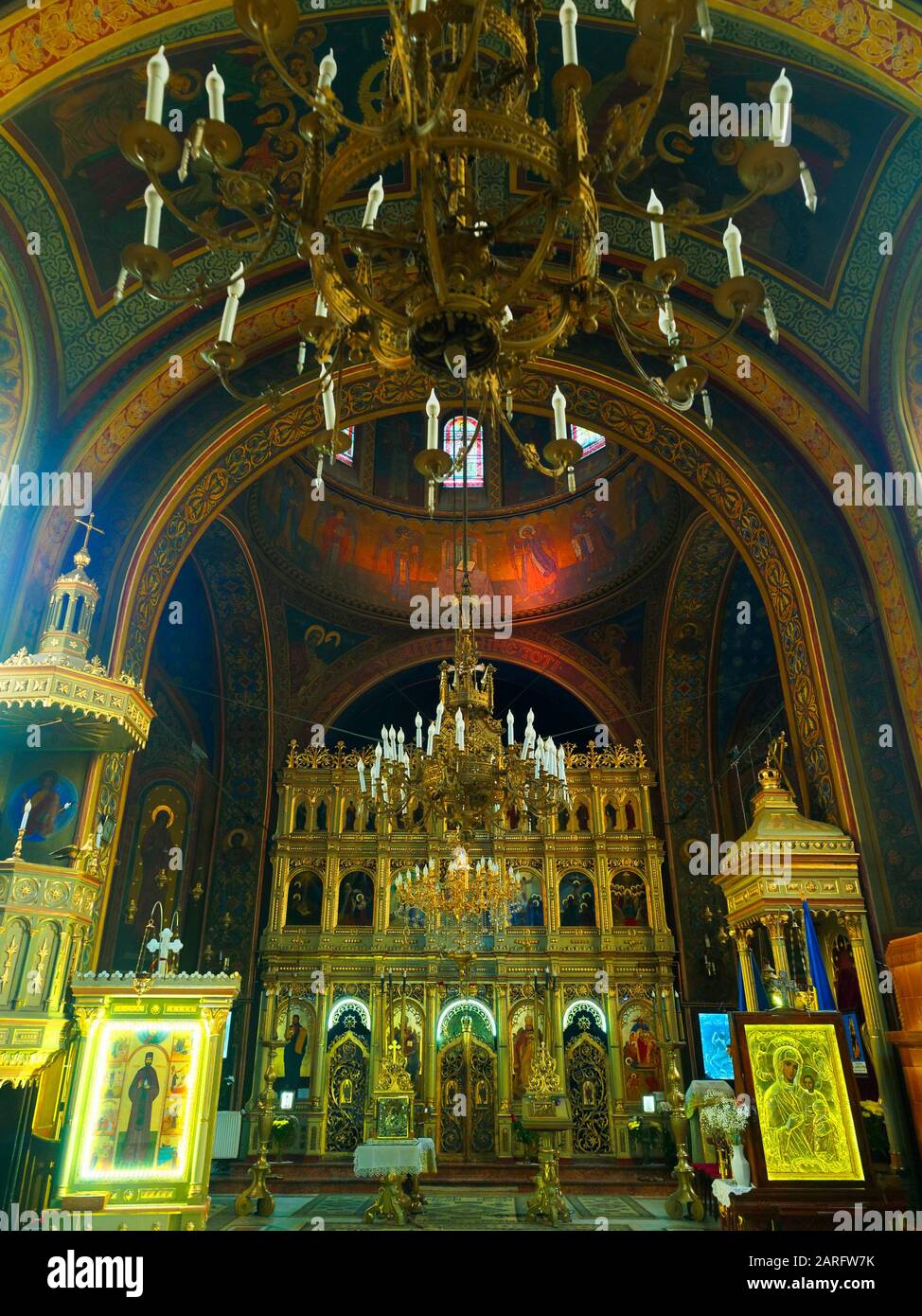 Orthodoxes kircheninnere -Fotos und -Bildmaterial in hoher Auflösung ...