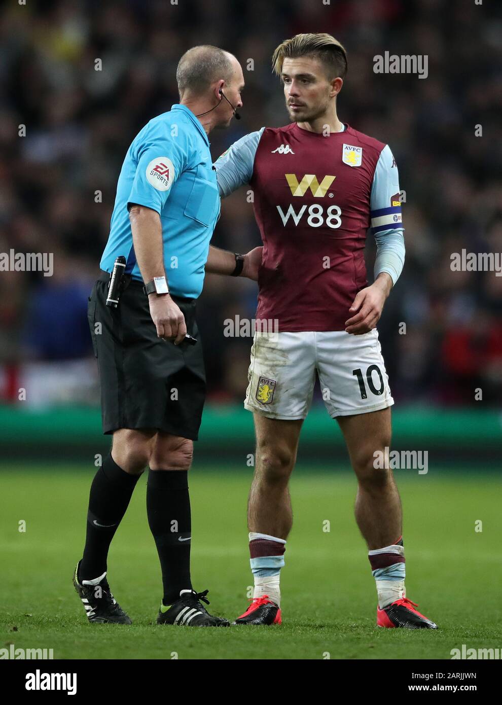 Jack Grealish von Aston Villa spricht mit Schiedsrichter Mike Dean ...