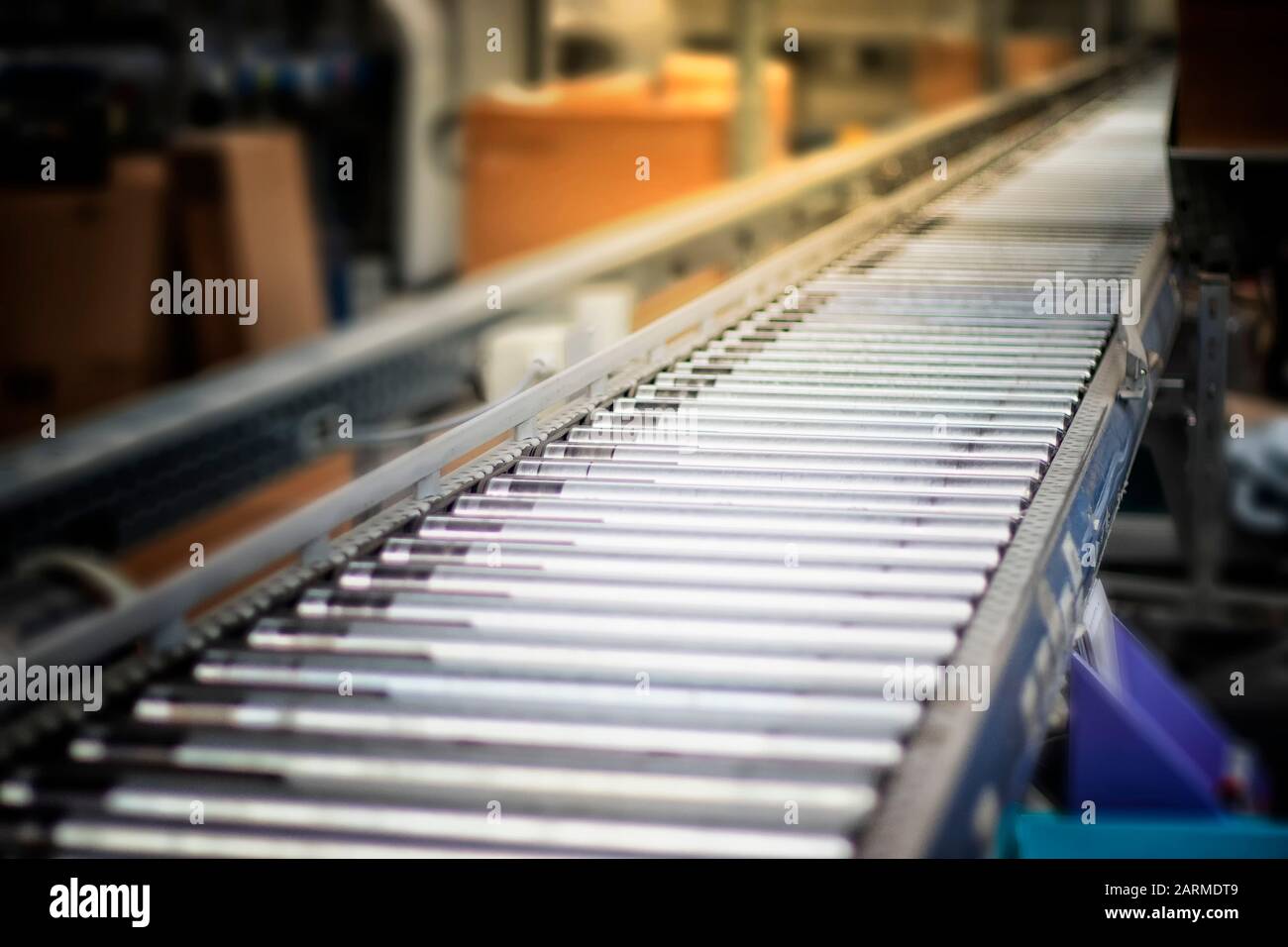 Vollautomatisiertes Logistiklager mit Förderband. Der Hintergrund ist ...