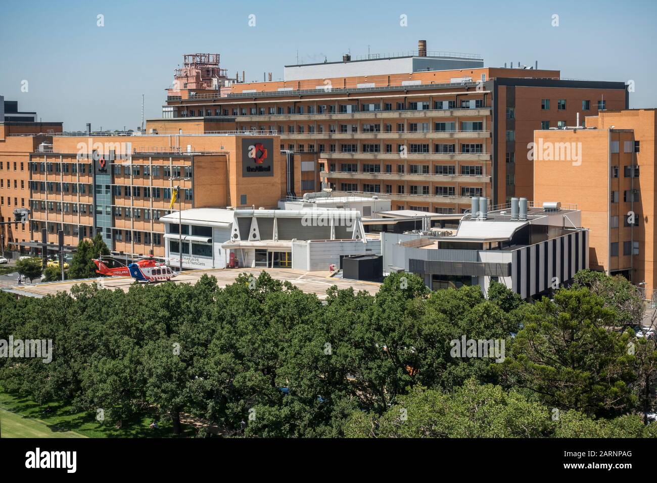 Blick über den Fawkner Park, Melbourne, zum Alfred Hospital, mit dem ...