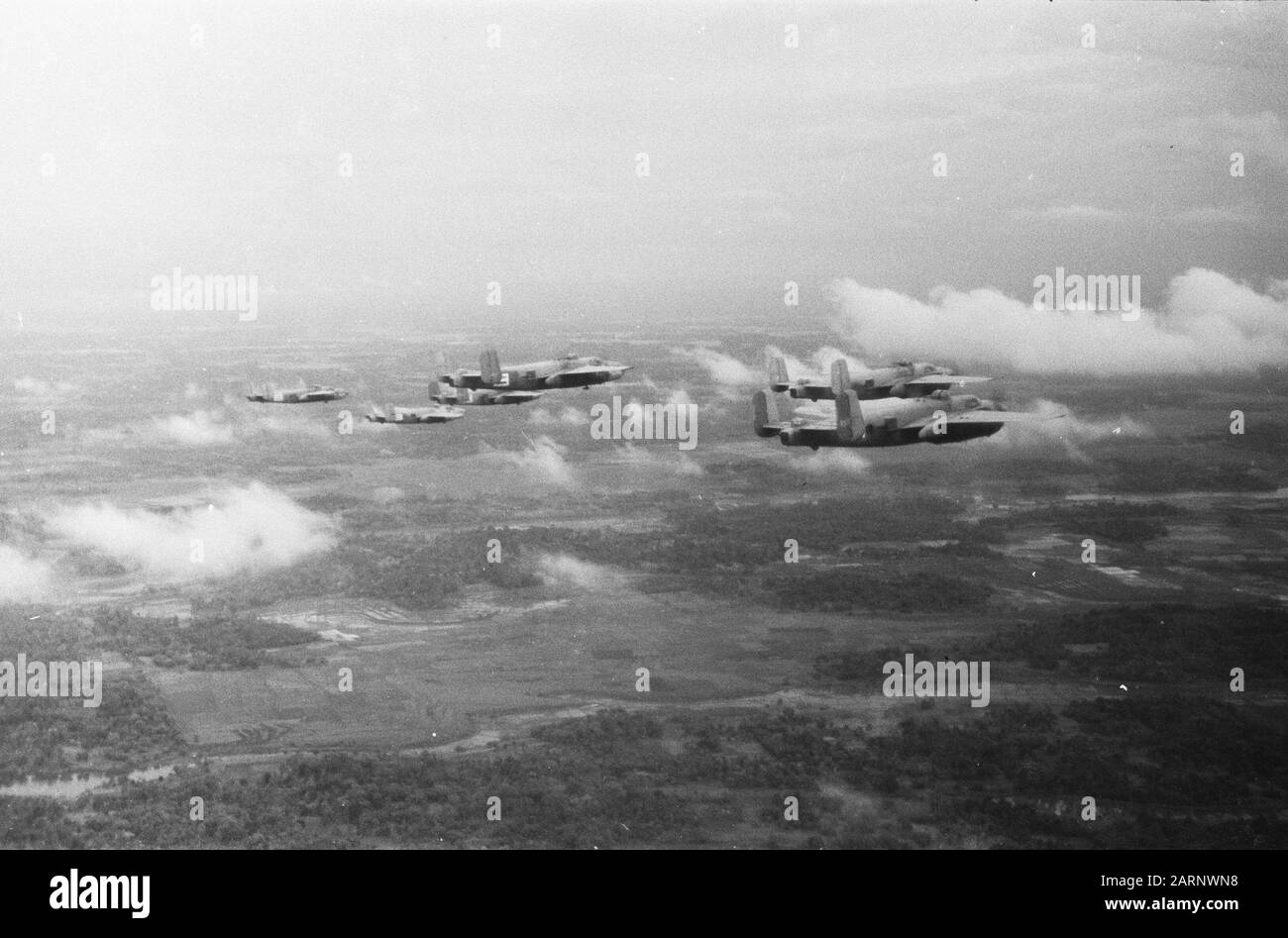 Flugzeuge in der luft -Fotos und -Bildmaterial in hoher Auflösung – Alamy