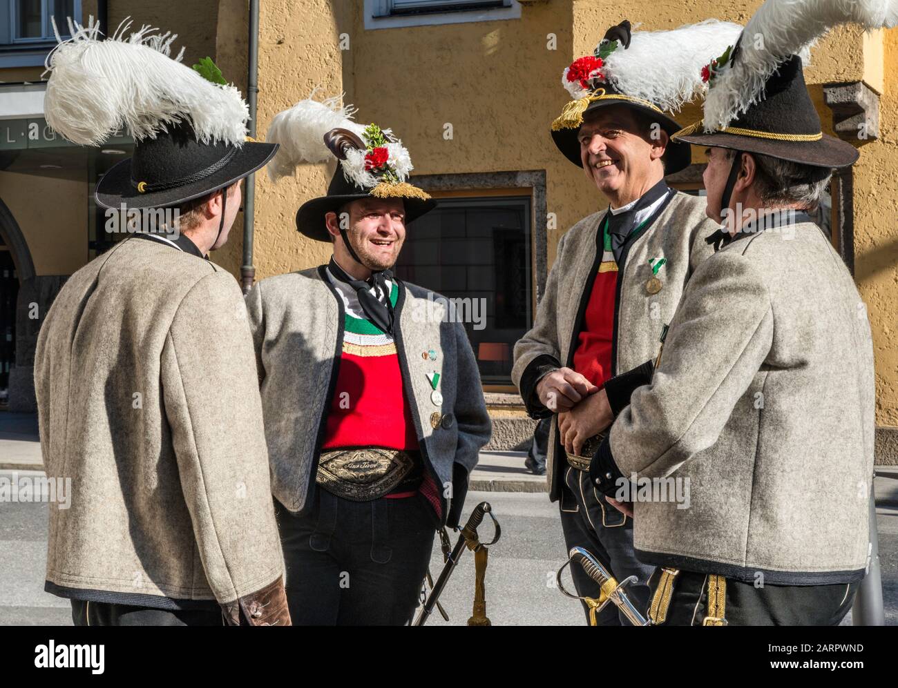 Männer in traditioneller Tiroler Kleidung vor der Jesuitenkirche ...