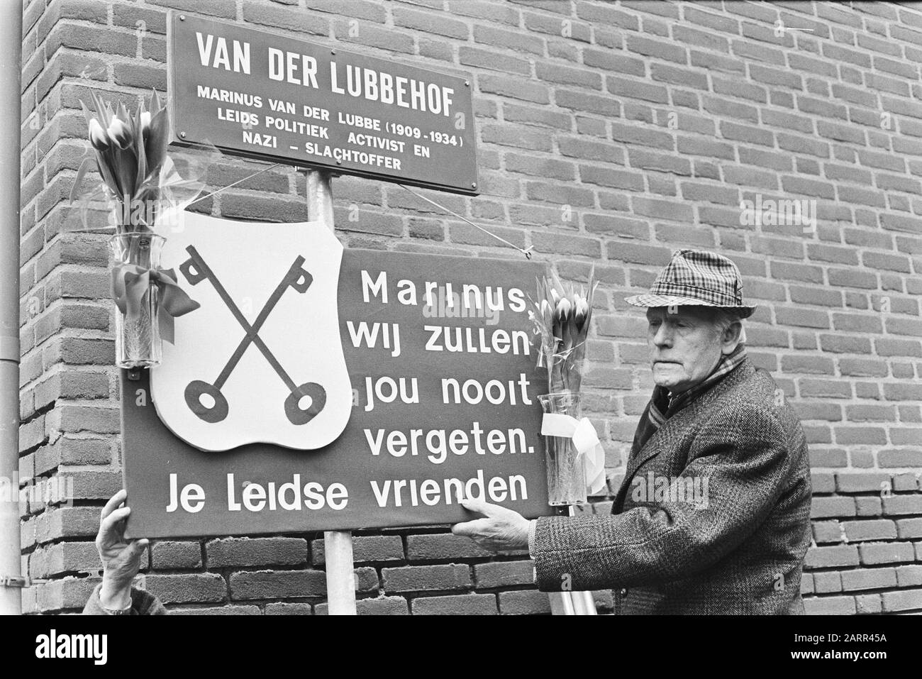 ' Enthüllung des Straßenschildes Marinus van der Lubbehof in Leiden, 10 ...