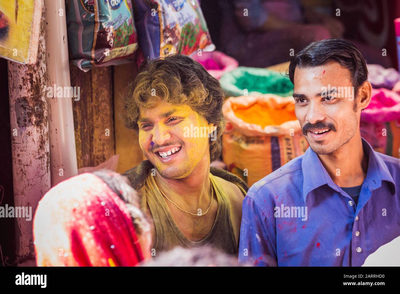 Vrindavan, Indien - 12. März 2017: Indische Menschen, die in ...