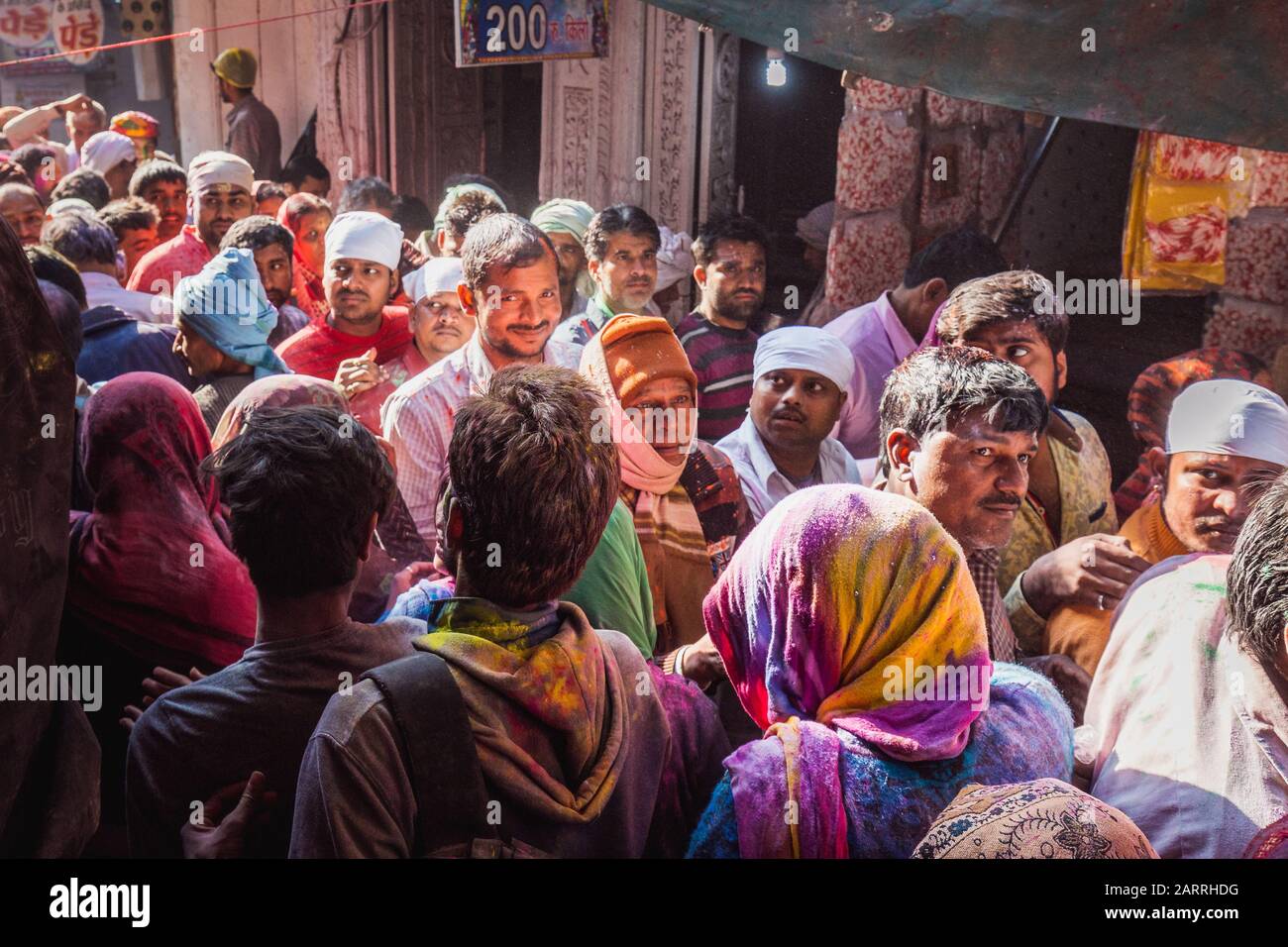Vrindavan, Indien - 12. März 2017: Indische Menschen, die in ...