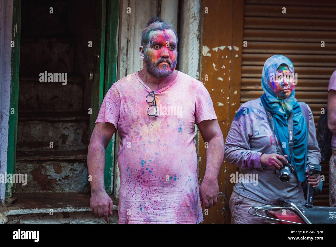 Vrindavan, Indien - 12. März 2017: Indische Menschen, die in ...