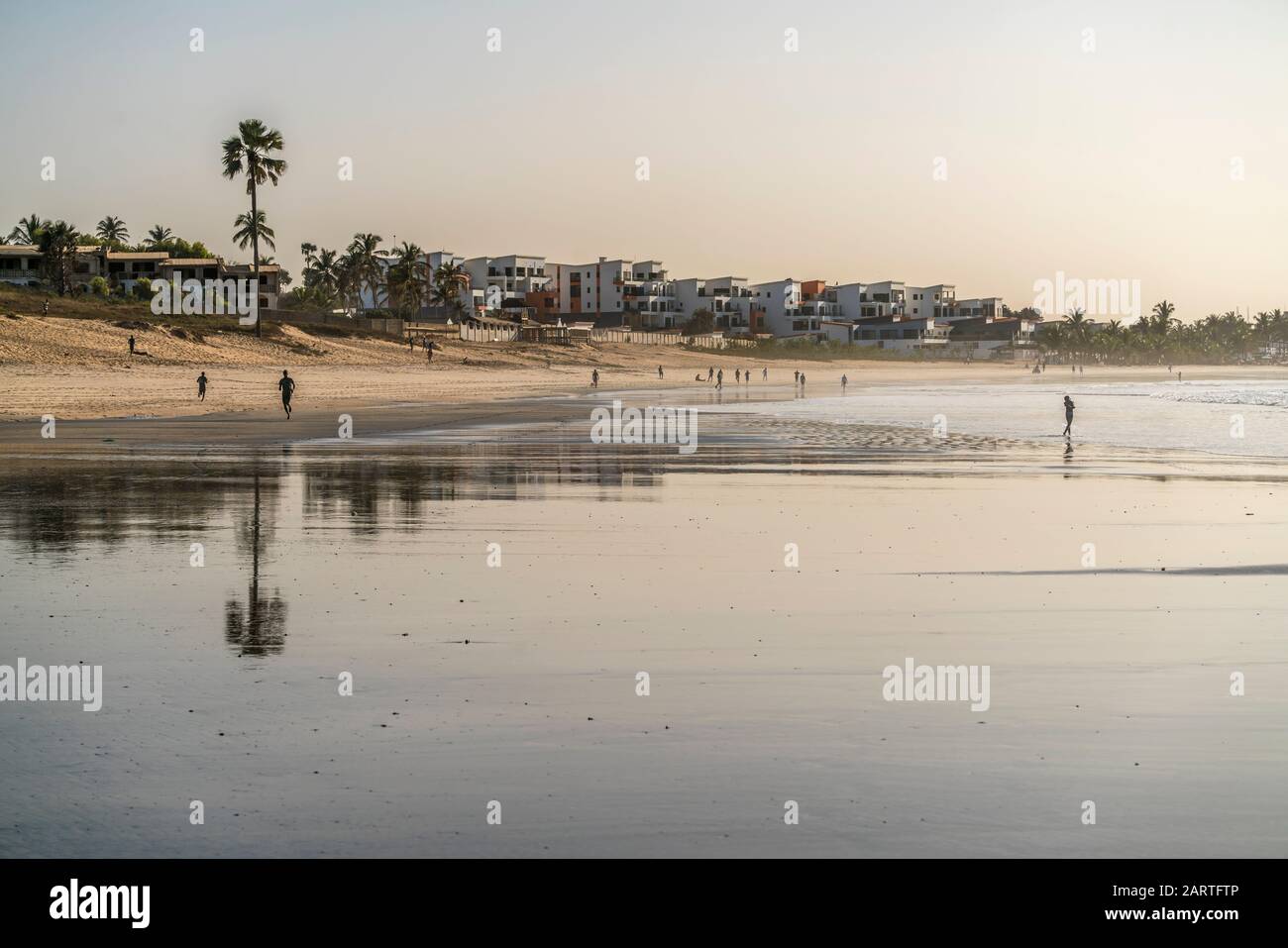 Gambia fajara beach ocean -Fotos und -Bildmaterial in hoher Auflösung ...