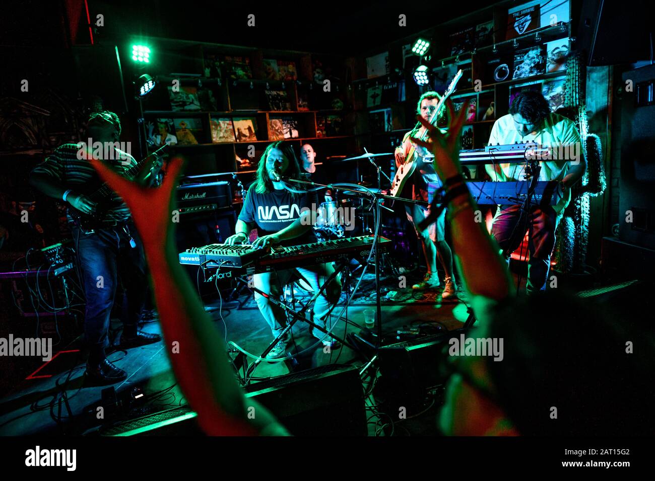 Menschenmenge tanzen -Fotos und -Bildmaterial in hoher Auflösung – Alamy