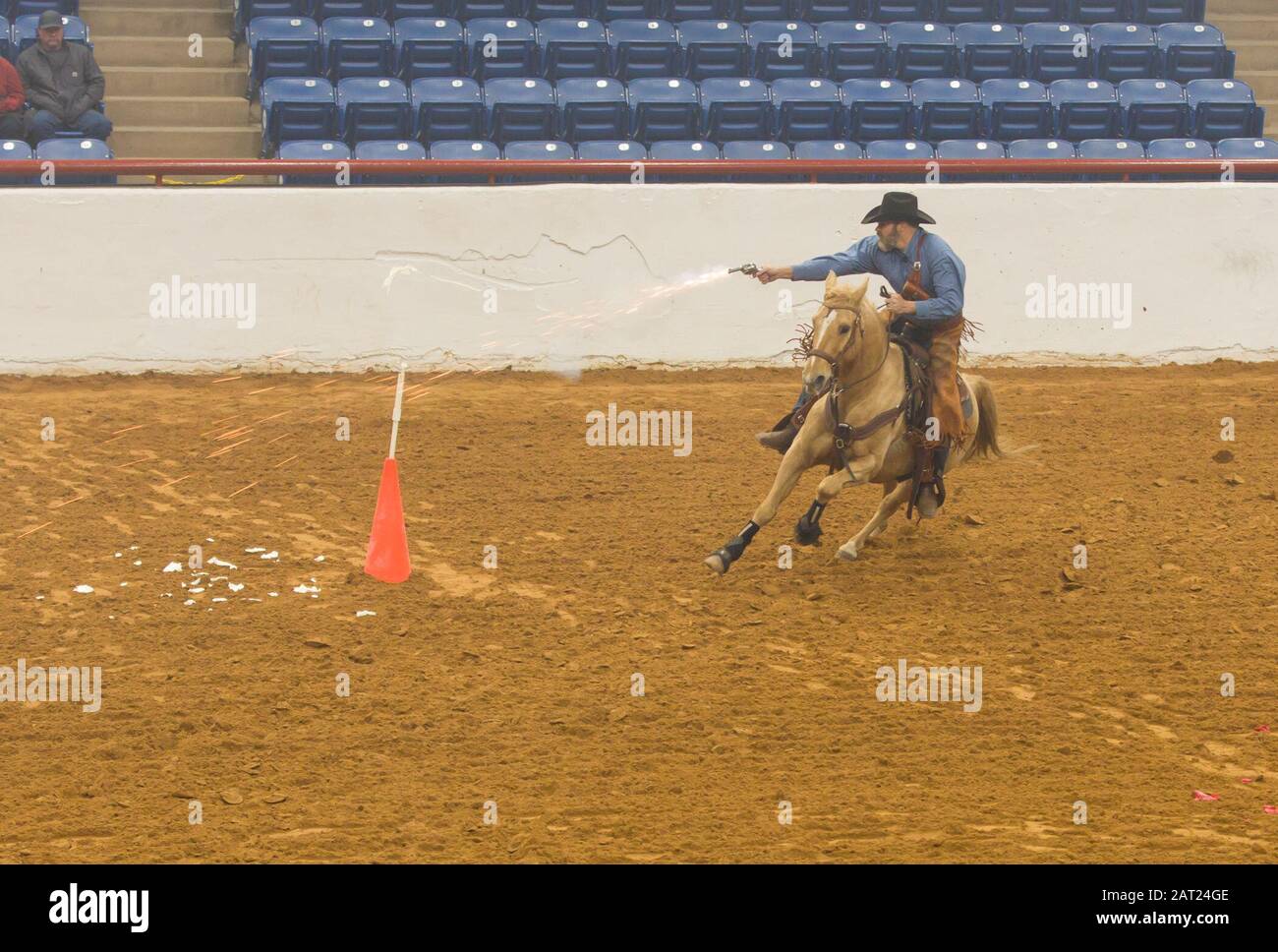 Cowboy mounted shooting -Fotos und -Bildmaterial in hoher Auflösung – Alamy
