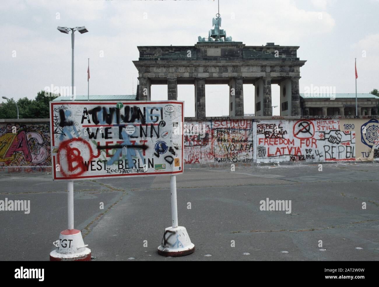 Checkpoint charlie 1989 -Fotos und -Bildmaterial in hoher Auflösung – Alamy