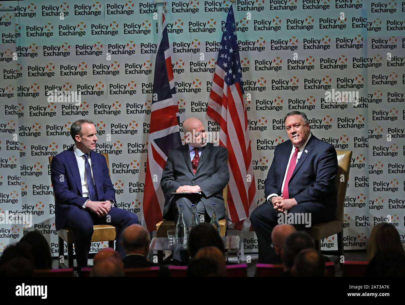 (Von links nach rechts) Außenminister Dominic Raab, Leiter des ...
