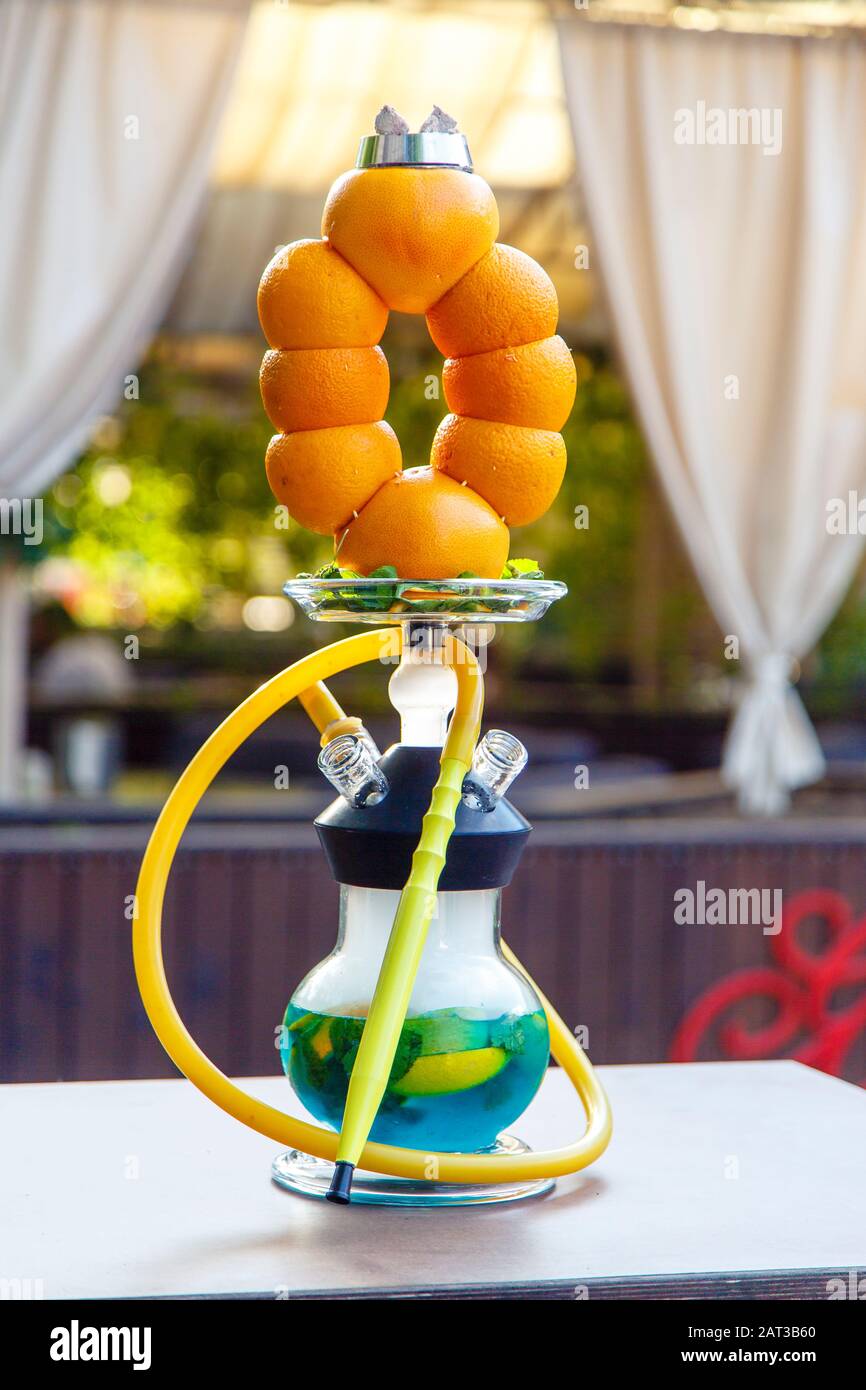 Hookah auf Orangen. Citrus Hookah. Hookah mit runder klarer Glühlampe ...
