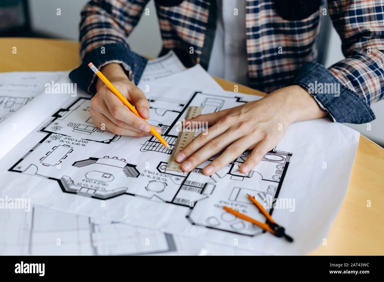 Attraktiver Designer zeichnet neues Projekt auf Stockfotografie - Alamy