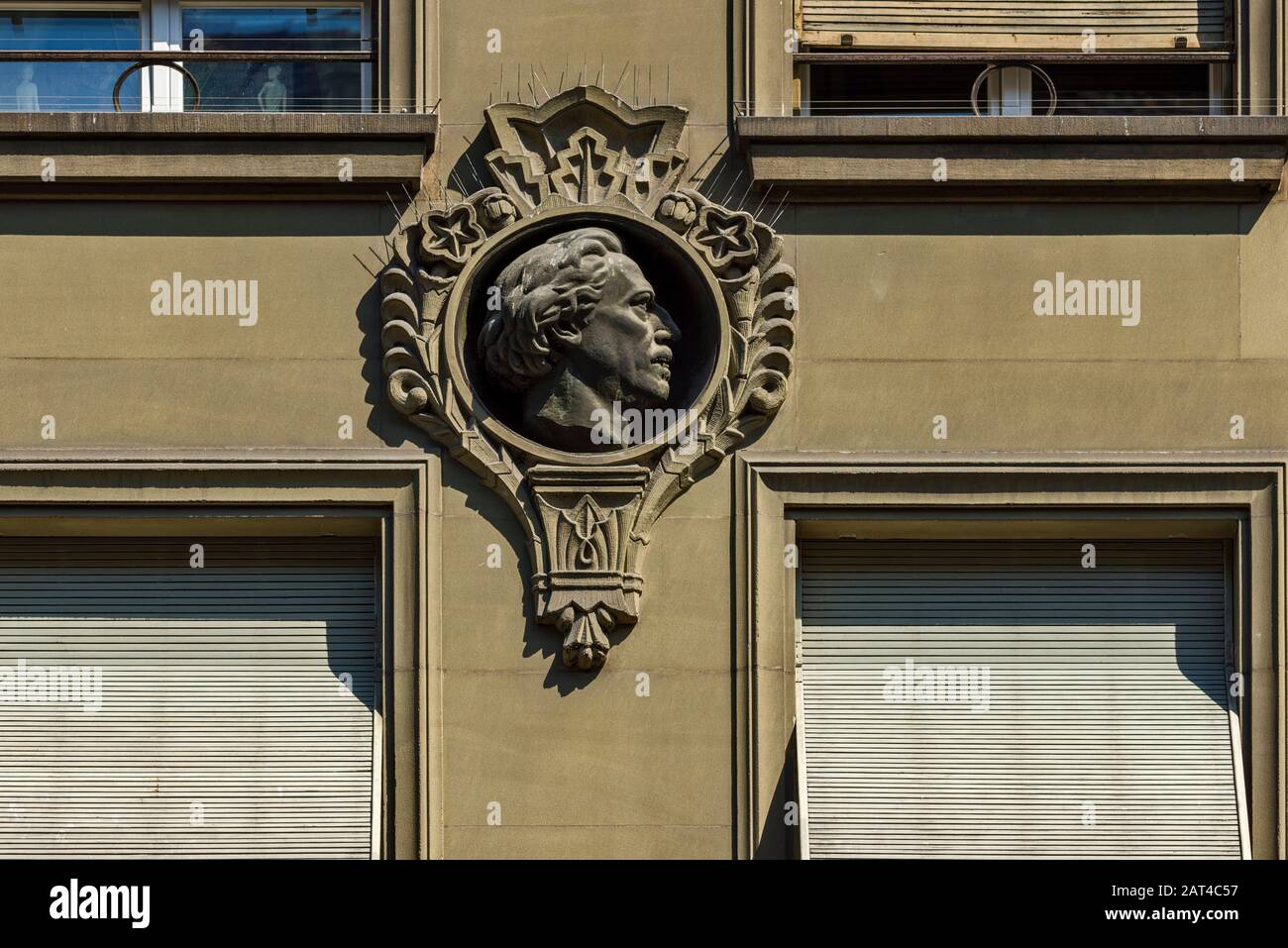 Die Skulptur der Wappen an einer Fassade der Altstadt von Bern, Schweiz ...