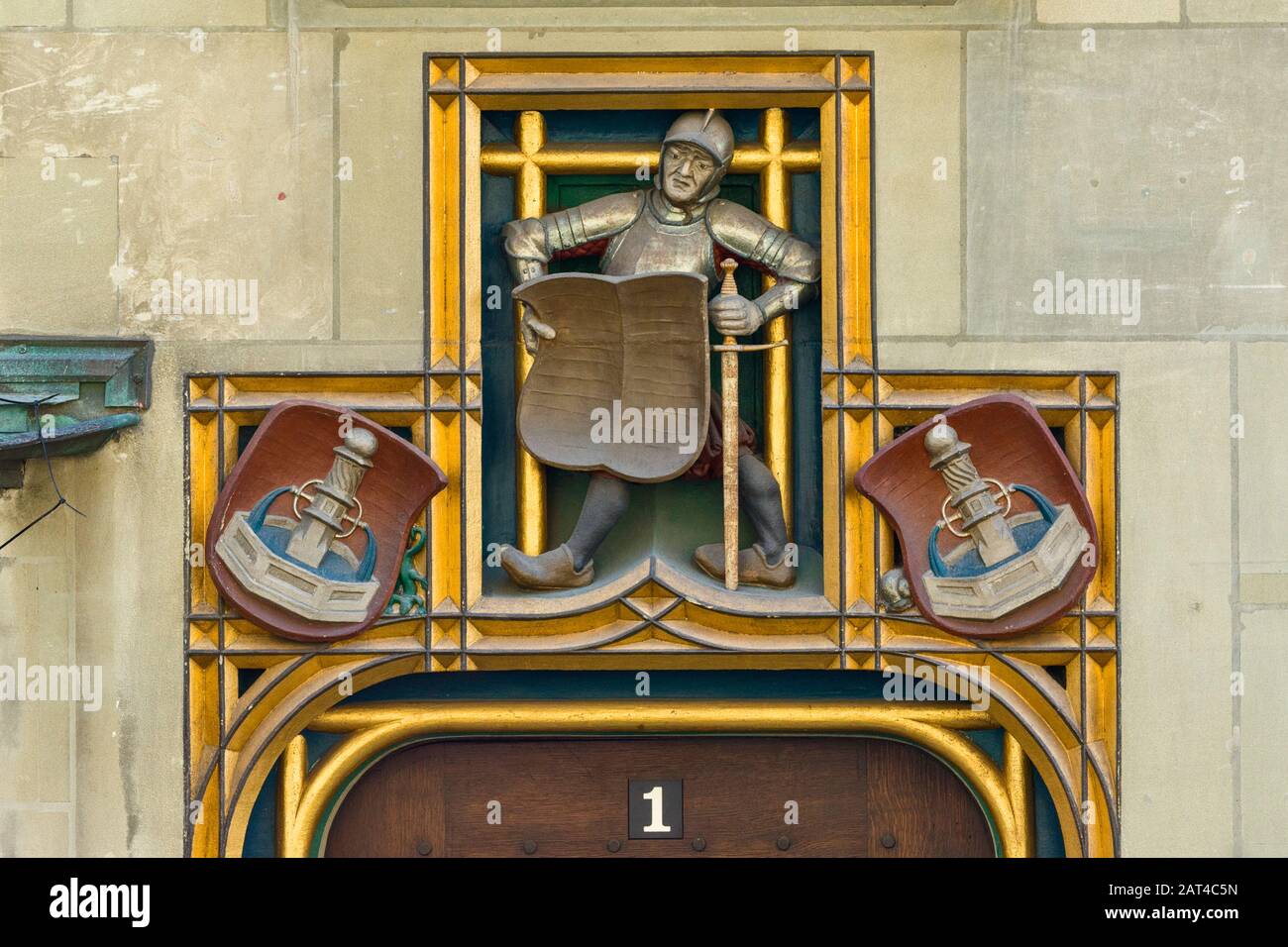 Die Skulptur der Wappen an einer Fassade der Altstadt von Bern, Schweiz ...