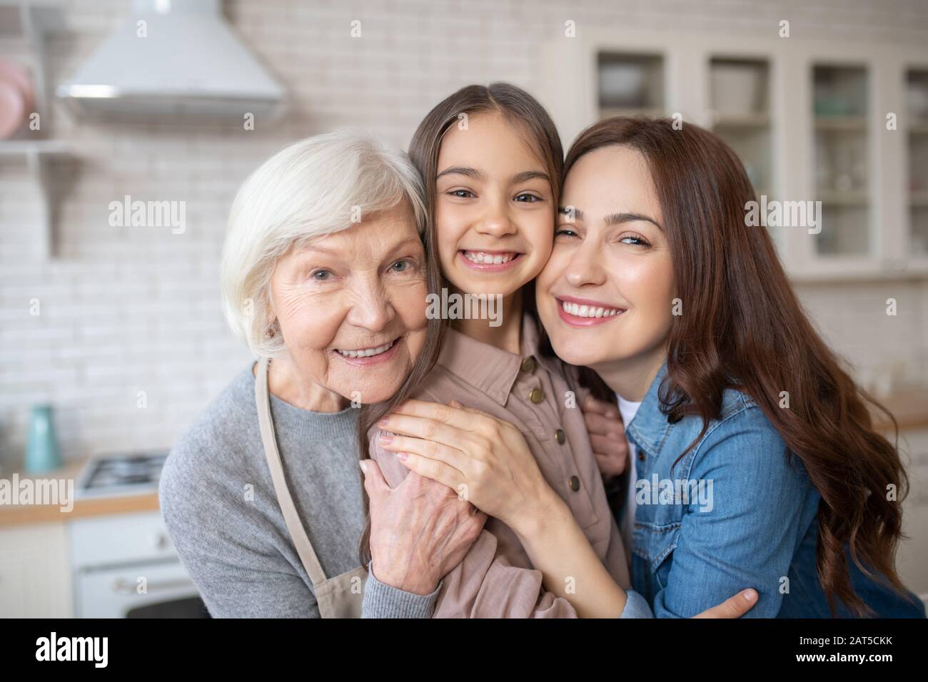 Freudige menschen -Fotos und -Bildmaterial in hoher Auflösung – Alamy